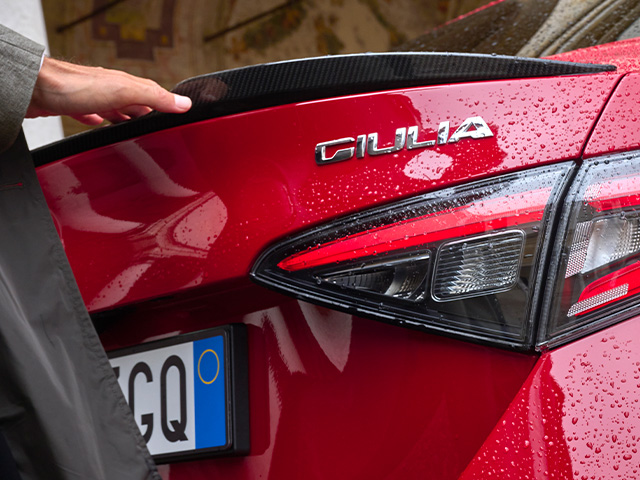 Alfa Romeo Giulia Quadrifoglio | Features | Alfa Romeo